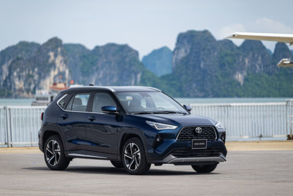 Toyota Cross 5 chỗ "So sánh chi tiết Yaris Cross và Corolla Cross"